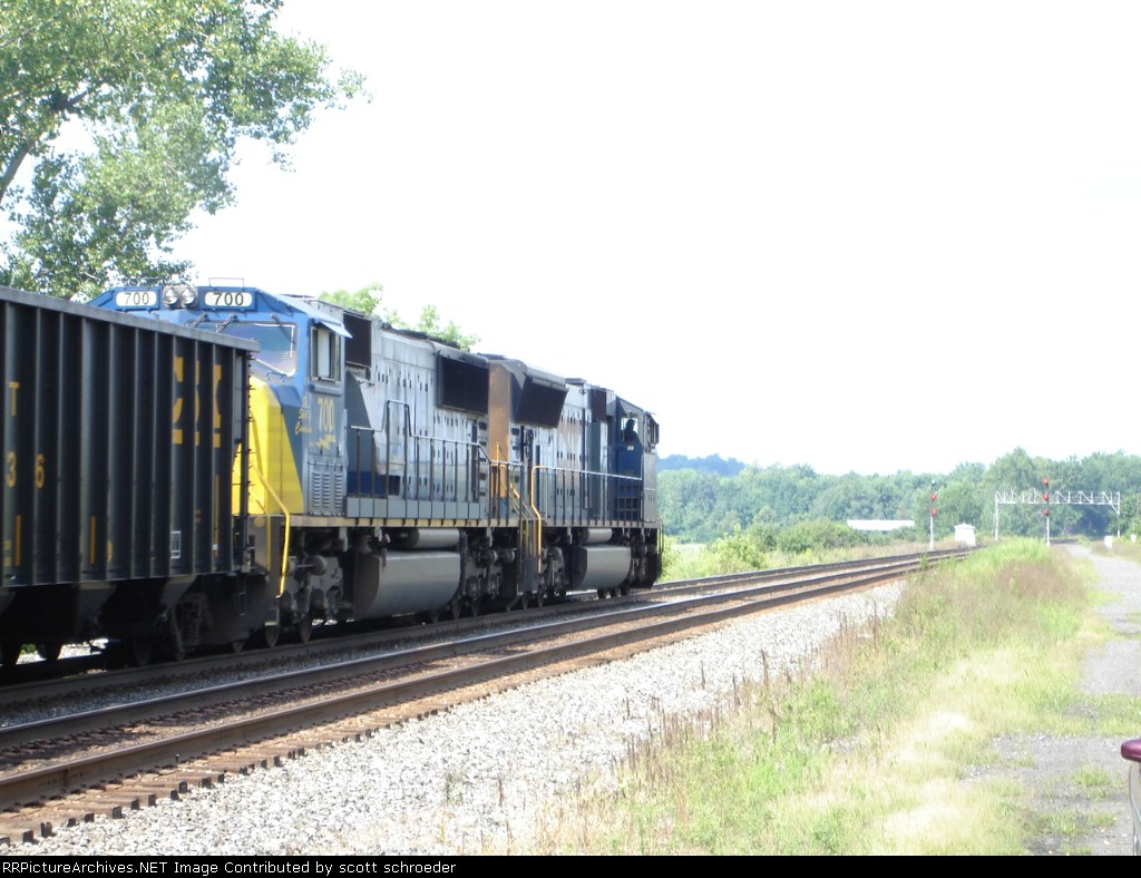 CSX 4709 & CSX 700 heading WB